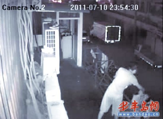 变态男偷女工内衣被直播 有女性丢过7件内裤新闻中心新浪网