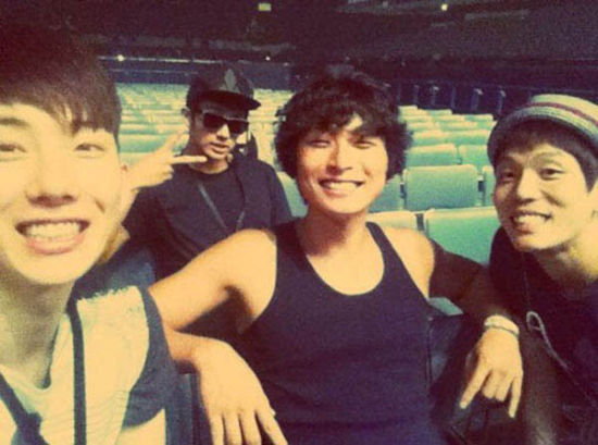 韩团2AM赵权自曝JYP家族艺人合影(图)_影音娱乐_新浪网