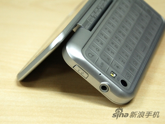 后空翻造型配Blur界面 摩托罗拉ME600图赏(2)_手机_科技时代_新浪网