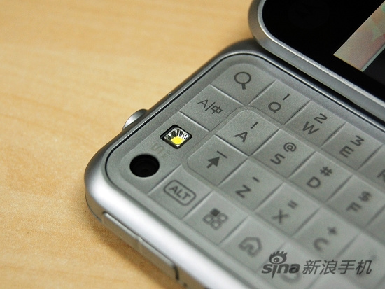 后空翻造型配Blur界面 摩托罗拉ME600图赏(3)_手机_科技时代_新浪网