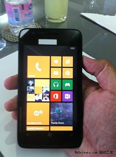 WVGA屏幕 诺基亚WP8原型机谍照曝光|诺基亚|原型机|WP8_手机_科技时代_新浪网