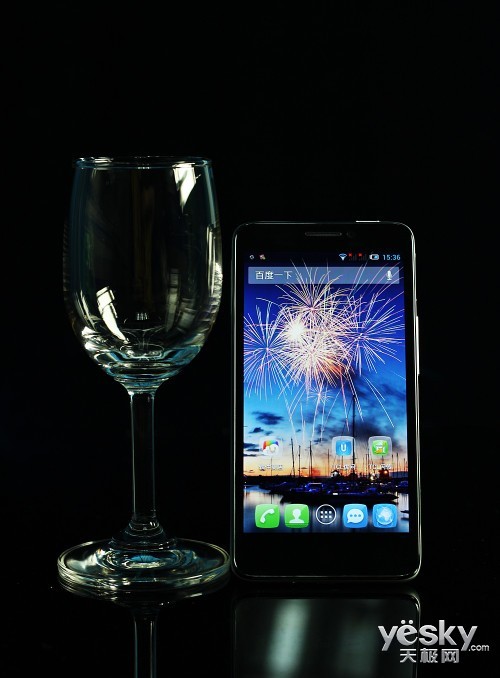 引领时尚新体验 8.15mm超薄TCL S820评测|TCL|手机|机身_手机_科技时代_新浪网