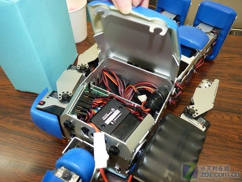 世界最复杂机箱 智能机器人PC公开发售_硬件_科技时代_新浪网