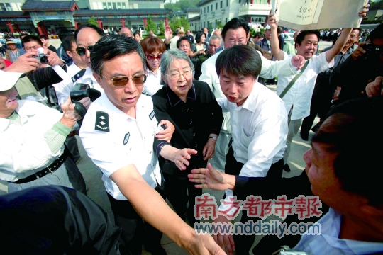 送别卫士长 有人高呼“毛主席万岁” 毛泽东女儿李敏和孙子毛新宇参加李银桥遗体告别仪式_新闻中心_新浪网