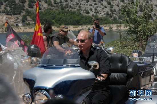 普京身着黑衣骑重型摩托车亮相车赛(组图)_新闻中心_新浪网