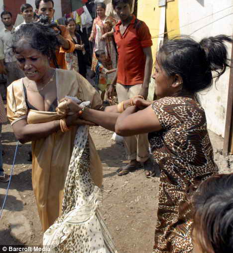 贫民富翁童星生母继母为争抚养权打架(组图)_新闻中心_新浪网